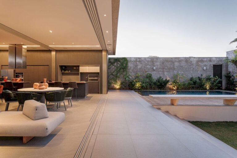 LC House with Contemporary Design by Caracho Arquitetos