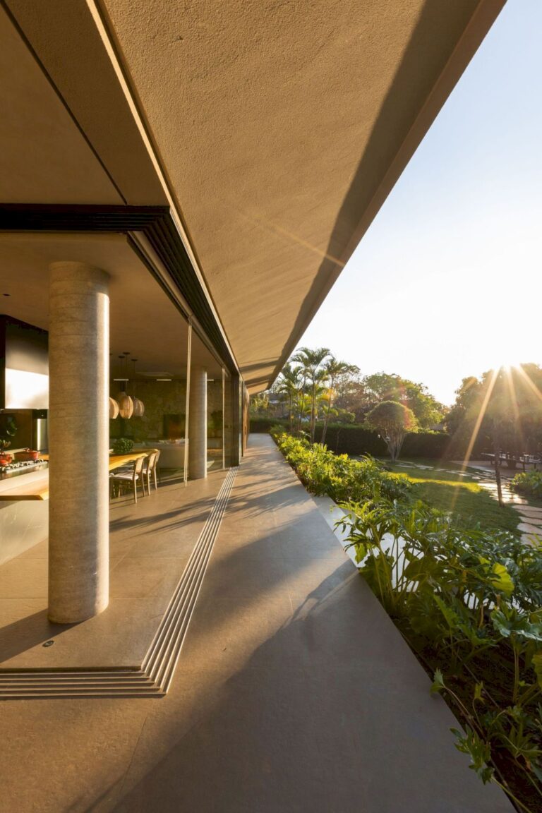 MCZ House Embraces Nature by NIU Arquitetura e Construção | Luxury Houses