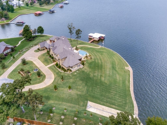 Exquisite Waterfront Retreat: Luxury Living with Unrivaled Amenities in ...