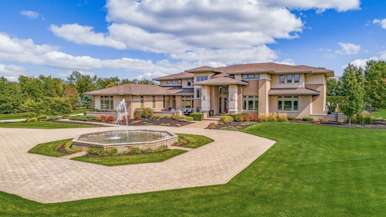Illinois Haven: Luxurious Private Estate with Transitional and Modern ...