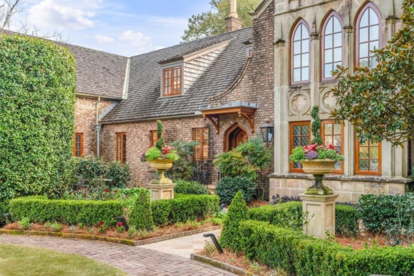 Lakeside Opulence: A Masterpiece of Timeless Elegance and Architectural ...