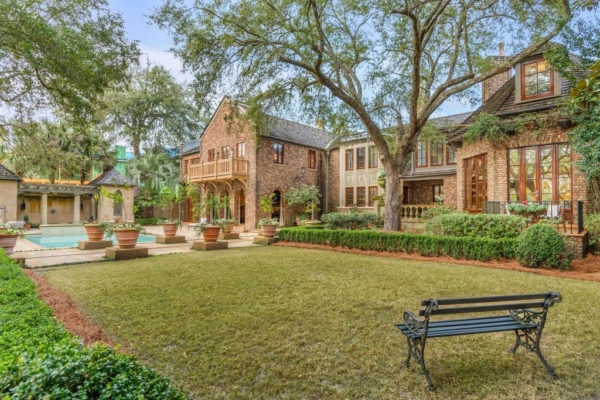 Lakeside Opulence: A Masterpiece of Timeless Elegance and Architectural ...