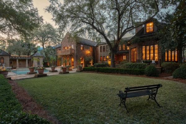 Lakeside Opulence: A Masterpiece of Timeless Elegance and Architectural ...