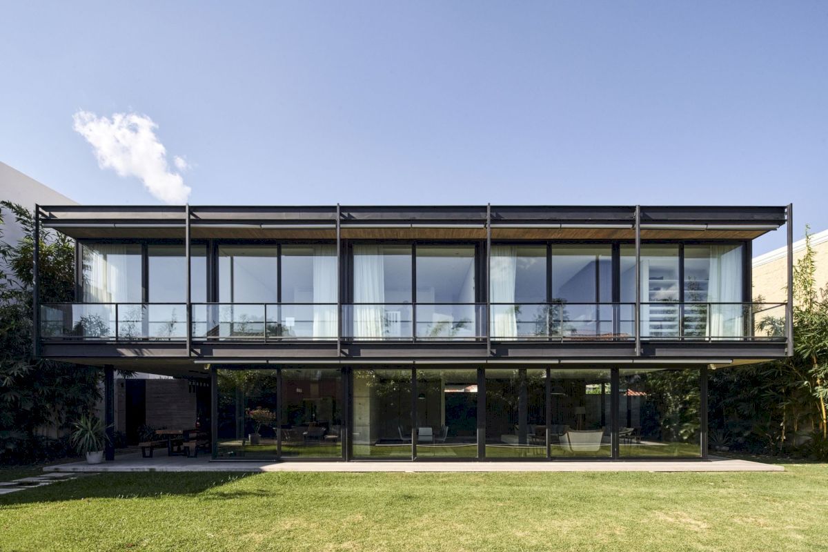 SV House, Modern Elegance in a Gated Community by Sommet | Luxury Houses