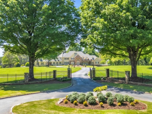 Luxurious Lakeside Living: A Stunning Stephan Fuller Masterpiece in ...