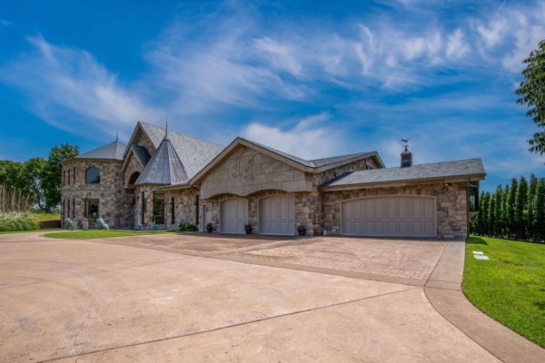 Luxury Lakefront Living at Eagle Bluff: Unmatched Amenities, Stunning ...