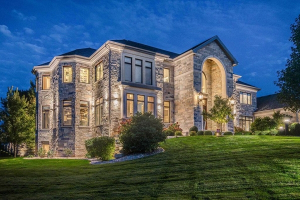 Elegant and Sophisticated Luxury Home in Wisconsin