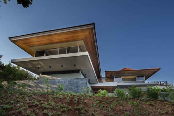Palm House with Dynamic Design by Metropole Architects | Luxury Houses