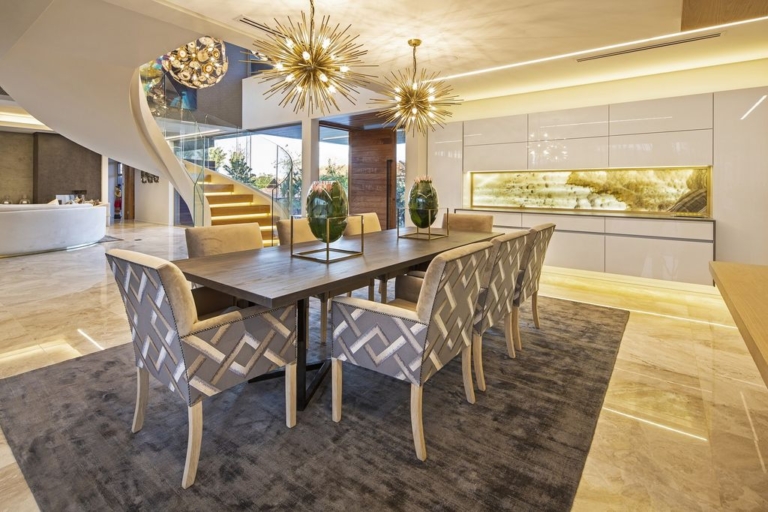 Palm House with Dynamic Design by Metropole Architects | Luxury Houses