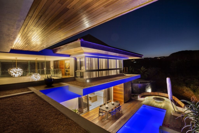 Palm House with Dynamic Design by Metropole Architects | Luxury Houses