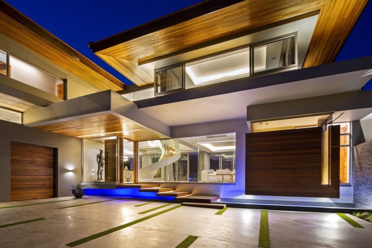 Palm House with Dynamic Design by Metropole Architects | Luxury Houses