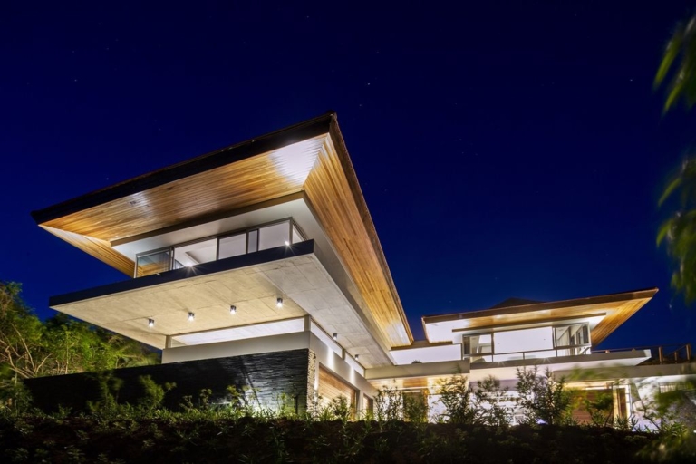 Palm House with Dynamic Design by Metropole Architects | Luxury Houses