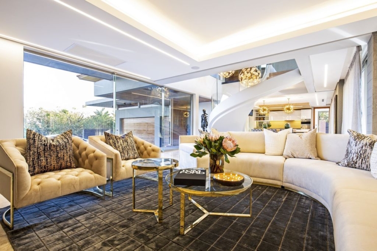 Palm House with Dynamic Design by Metropole Architects | Luxury Houses
