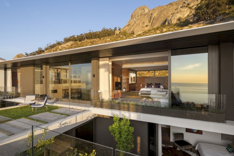 House Sealion for Coastal Living by Greg Wright Architects