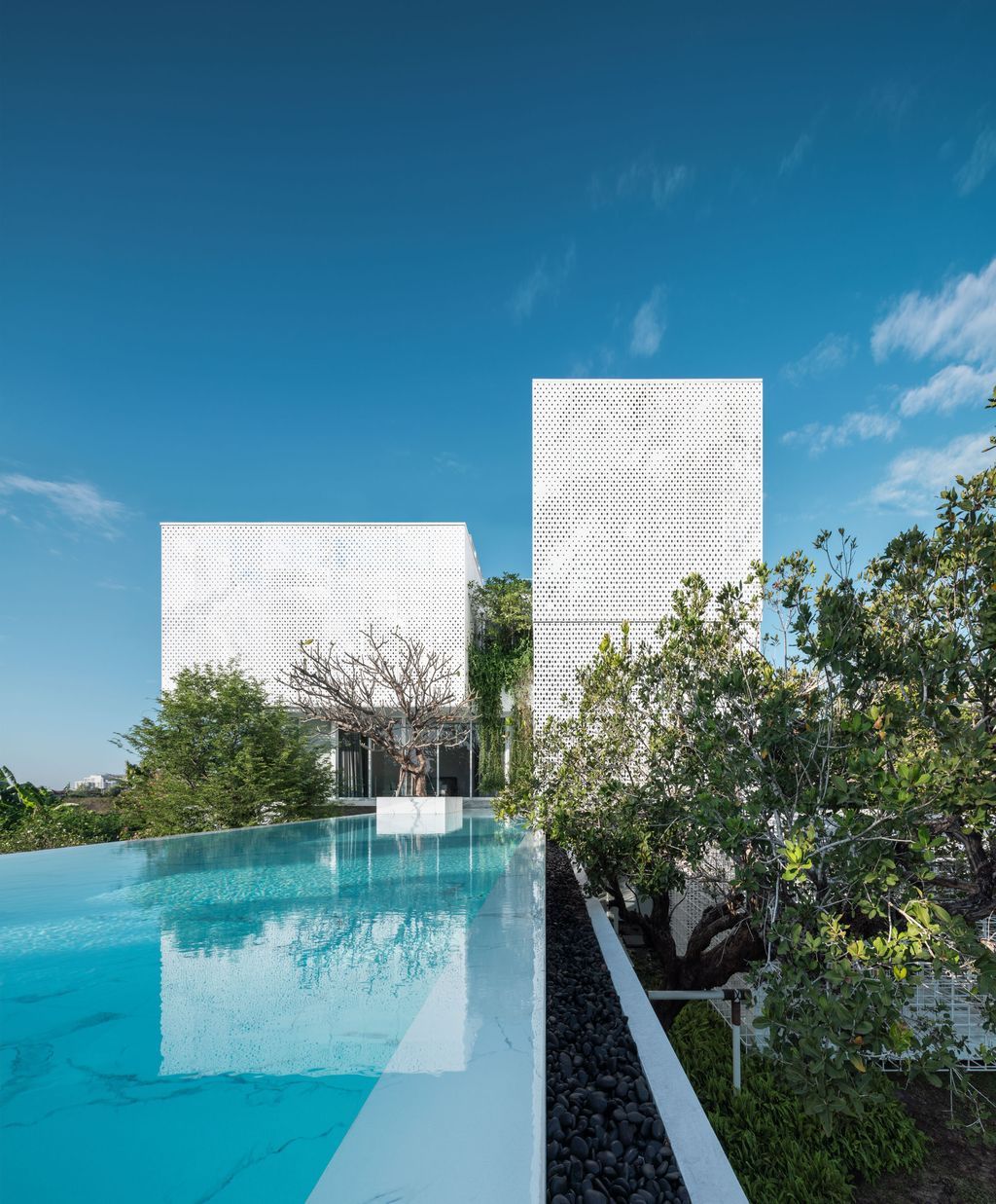 Shade House in Urban Bangkok by Ayutt and Associates design | Luxury Houses