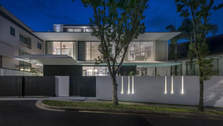 Eave House, a Masterpiece by Elegance and Functionality | Luxury Houses