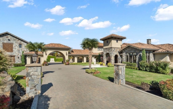 Exclusive Vineyard Retreat: Tuscan-Style Villa on Pete's Mountain ...