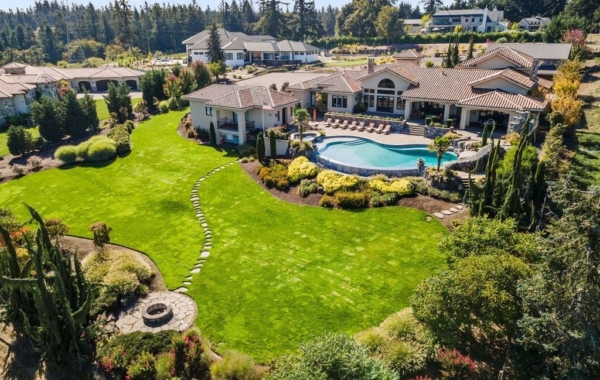 Exclusive Vineyard Retreat: Tuscan-Style Villa on Pete's Mountain ...