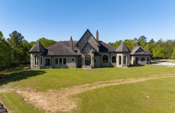 A Dream for Equestrian Enthusiasts: Alabama’s Country Castle with Stone ...