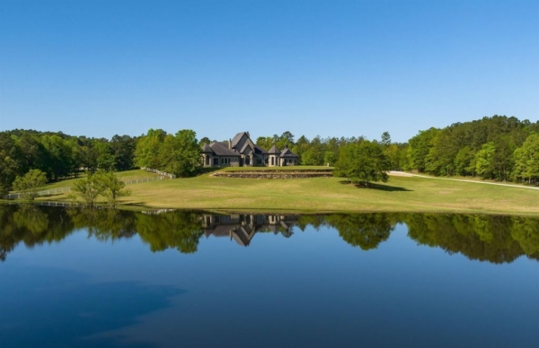 A Dream for Equestrian Enthusiasts: Alabama’s Country Castle with Stone ...
