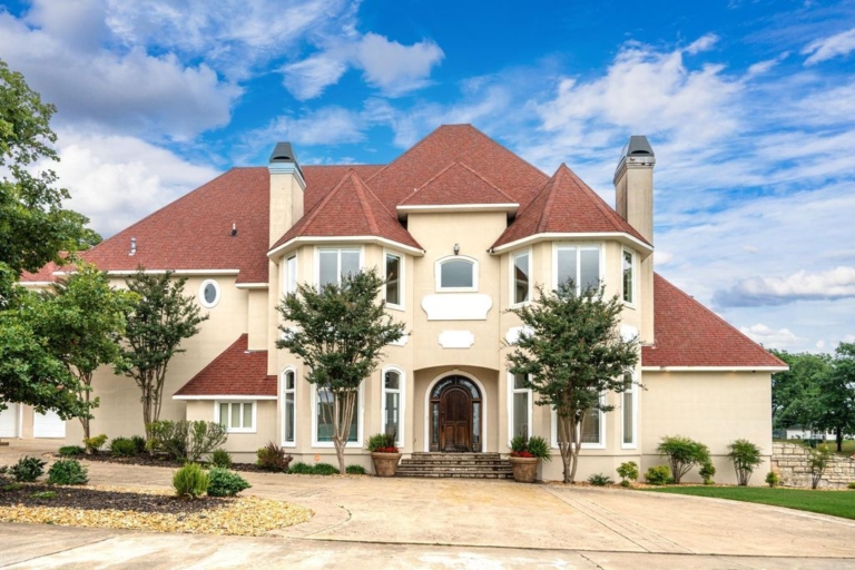 Arkansas Waterfront Paradise: $3.29M Home with Prime Lake Hamilton Views