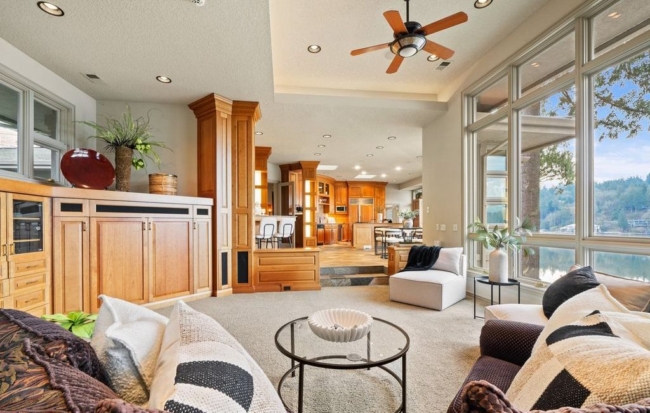 Modern Elegance Defined: The Lakeview House in Oregon, Offering ...