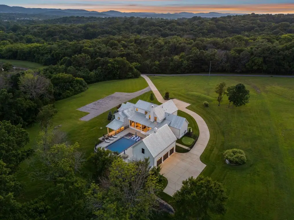 Extraordinary Modern Farmhouse at 2650 Finley Ridge Rd Spans 44.85 ...